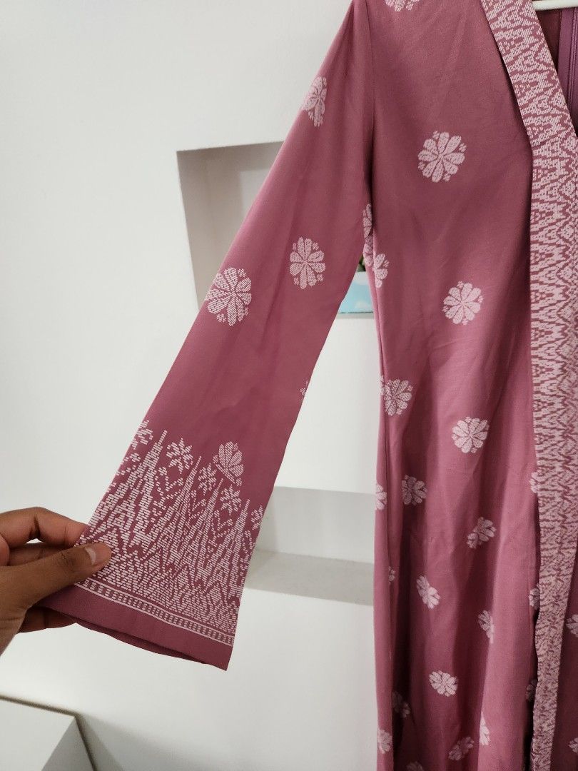 Songket design jubah, Women's Fashion, Muslimah Fashion, Kaftans ...