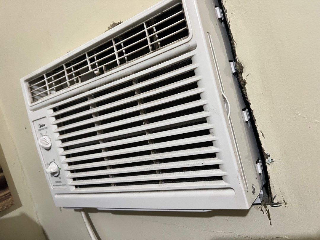 .5 midea aircon (2yr old), TV & Home Appliances, Air Conditioning and ...