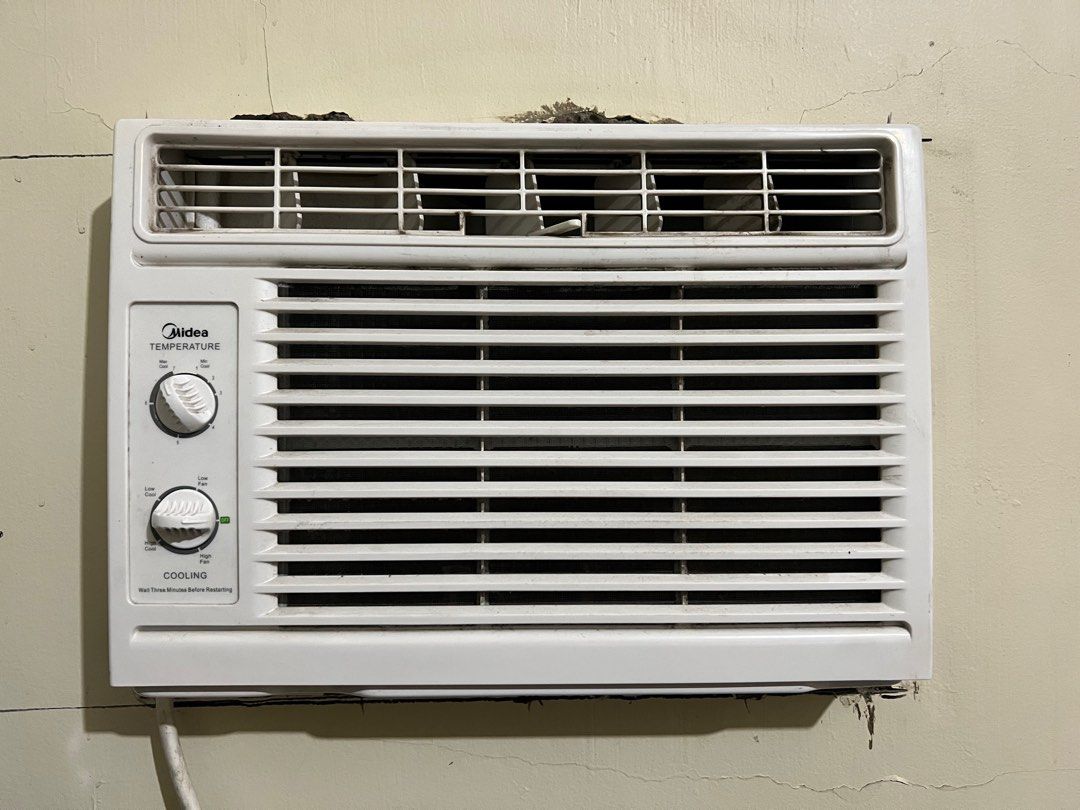.5 midea aircon (2yr old), TV & Home Appliances, Air Conditioning and ...