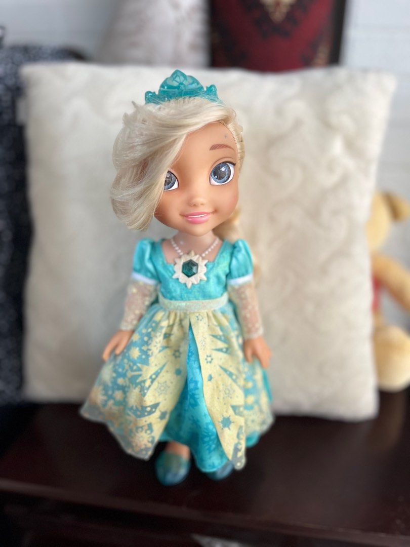 Elsa singing and lighting doll with olaf, Hobbies & Toys, Toys & Games ...