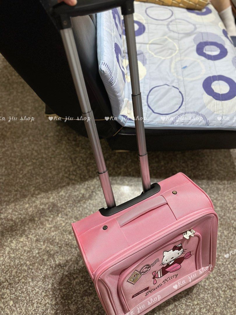 kt 行李箱 限量版 hello kitty 輕便登機箱 書包 收納箱 俏皮蝴蝶結拉鍊 拉風登機GO 收藏, 興趣及遊戲, 旅行, 行李箱在旋轉拍賣