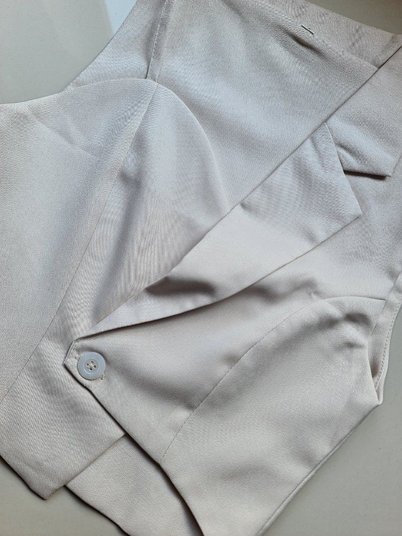 Ocha wear brier crop top, Fesyen Wanita, Pakaian Wanita, Atasan di ...