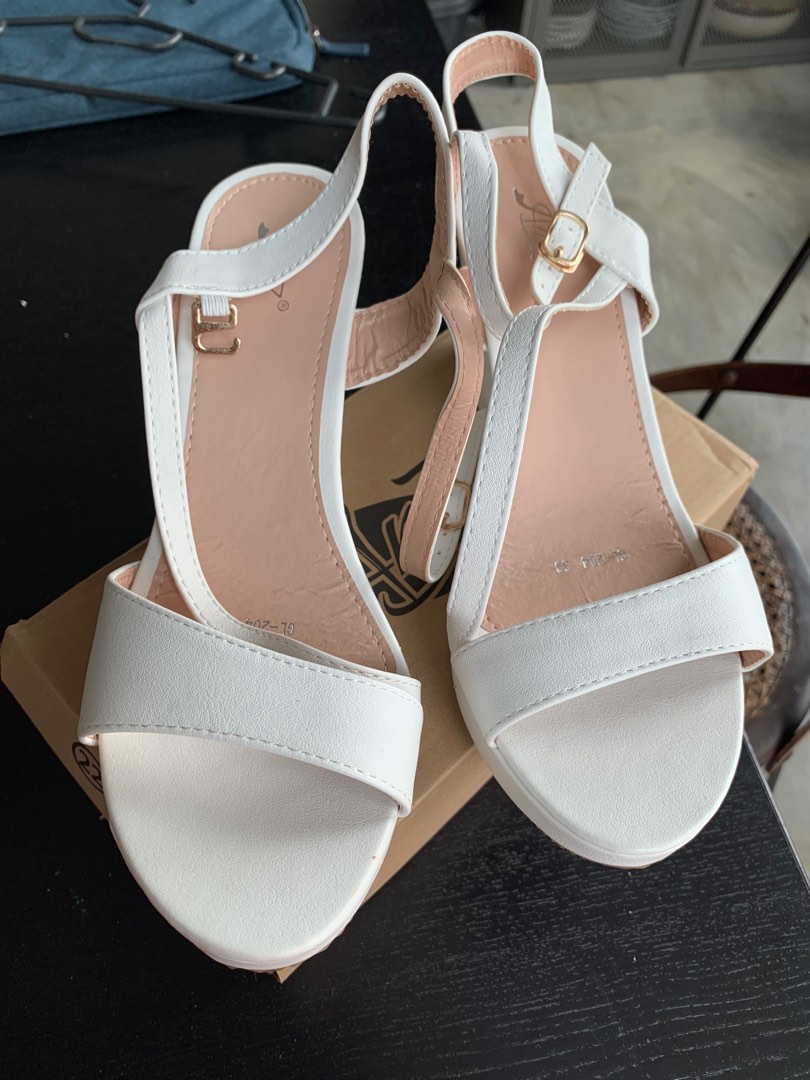 Simple white heels, Women's Fashion, Footwear, Heels on Carousell