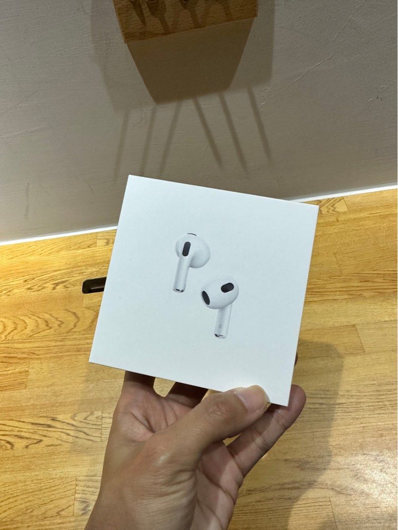 全新未拆 Airpods 第 3 代 搭配 Magsafe 充電盒 原廠保固一年 耳機及錄音音訊設備 耳機在旋轉拍賣