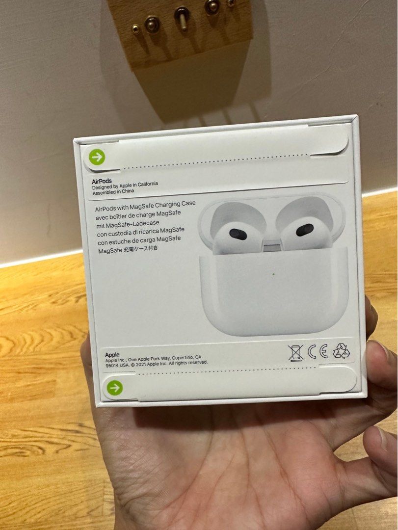 全新未拆 Airpods 第 3 代 搭配 Magsafe 充電盒 原廠保固一年 耳機及錄音音訊設備 耳機在旋轉拍賣