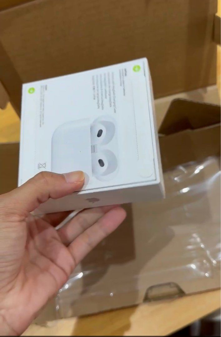 全新未拆 Airpods 第 3 代 搭配 Magsafe 充電盒 原廠保固一年 耳機及錄音音訊設備 耳機在旋轉拍賣