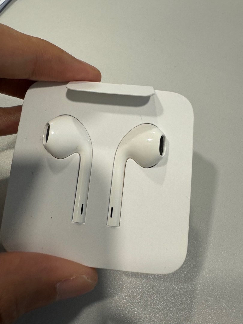 Apple EarPods lightning connector, Audio, Earphones on Carousell