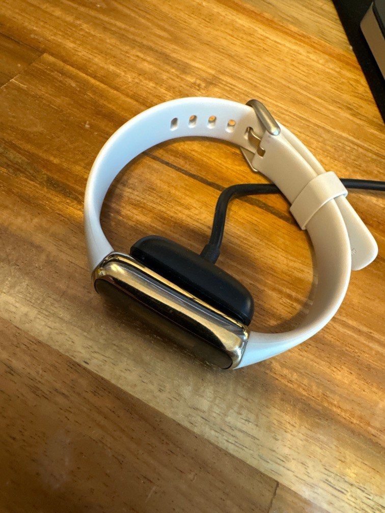 Fitbit Luxe white soft gold fitness tracker smartwatch, Mobile Phones ...