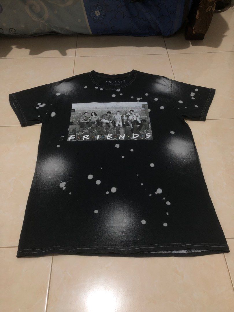 Friends Kaos hitam motif TV Series Friends bergambar, Fesyen Pria ...