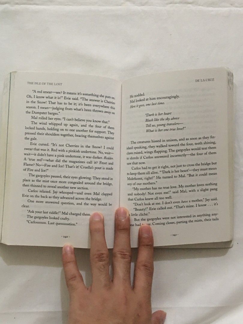 Isle Of The Lost - Disney Descendants Book Novel, Hobbies & Toys, Books ...