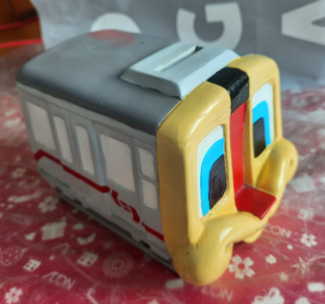 九廣鐵路陶製火車錢罌KCRC Pottery Train Money Bank, 興趣及遊戲, 玩具 & 遊戲類 - Carousell