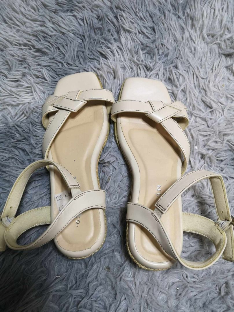 Mumu & Co White Leather Flat Sandals, Women's Fashion, Footwear, Flats & Sandals on Carousell