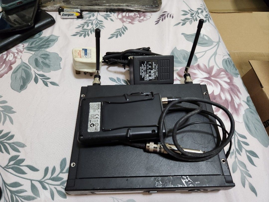 Shure LX4 Receiver and LX1 transmitter with audio jack wireless, Audio ...