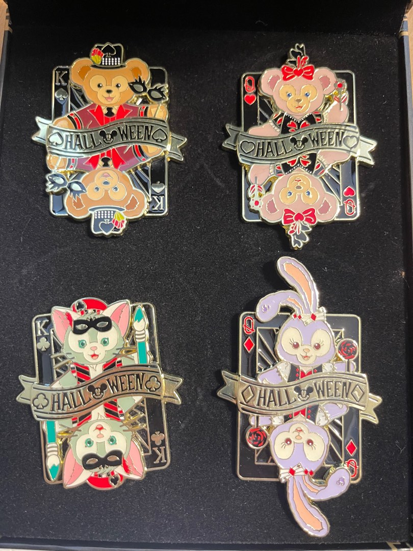 上海迪士尼樂園萬聖節徽章襟章啤牌造型 限量300 poker card Duffy shelliemay stellalou gelatoni ...