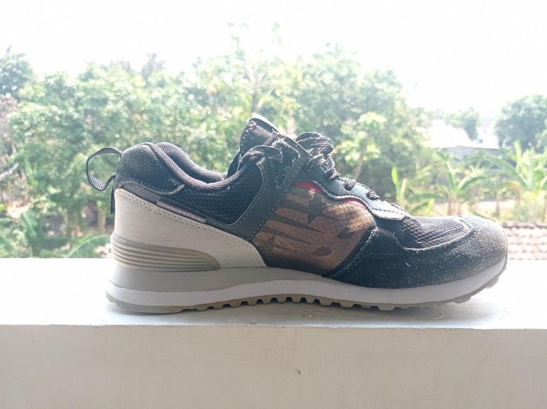 New Balance 574 Hitam Putih, Fesyen Pria, Sepatu , Sneakers di Carousell