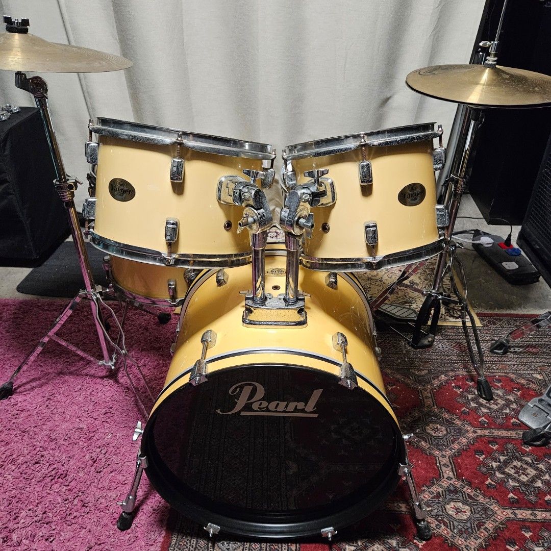PEARL junior drum kit - small 18" Kick, Hobbies & Toys, Music & Media ...