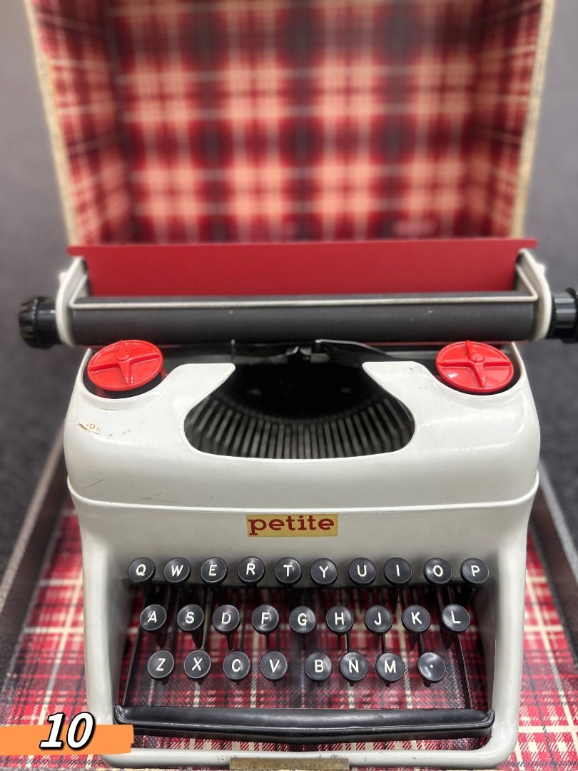 petite Vintage typewriter, Hobbies & Toys, Memorabilia & Collectibles ...