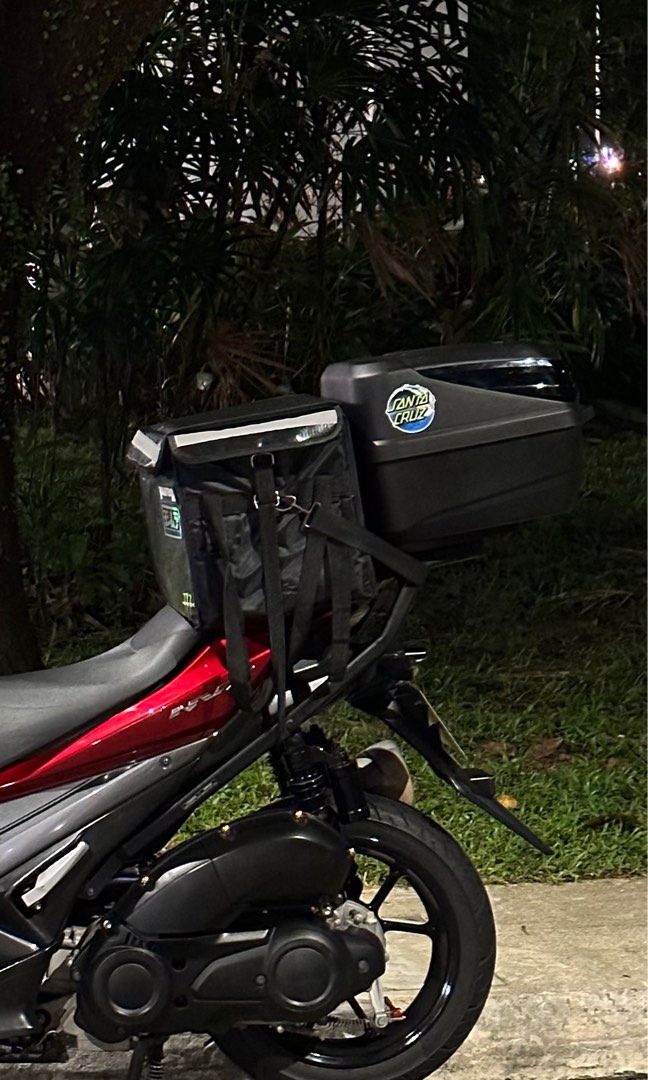 Aerox v1 rack and givin box 32L, Motorcycles, Motorcycle Accessories on ...