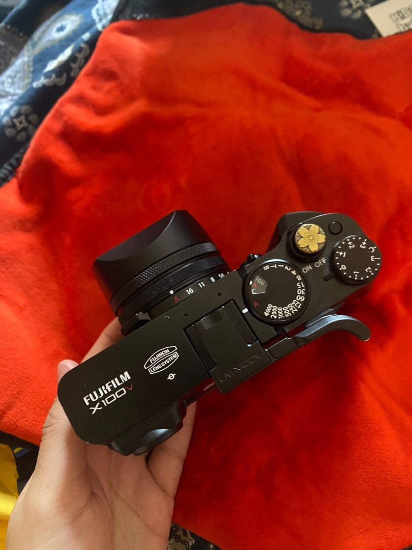 Fujifilm Fujinon x100v Black with WCL x100ii and Accessories, Photography, Cameras on Carousell