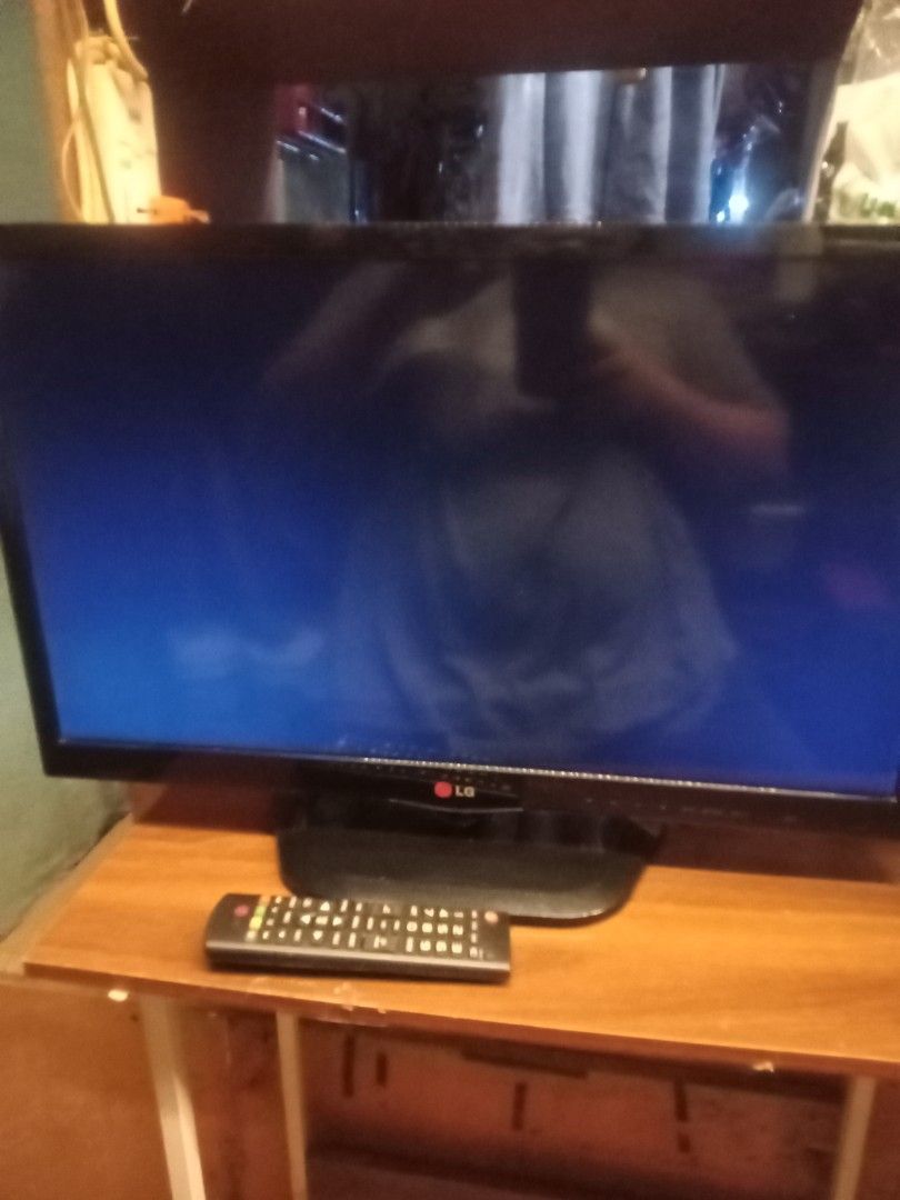 Lg 24 inches tv BLUE SCREEN ISSUE, TV & Home Appliances, TV ...