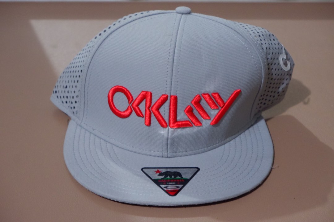 Oakley Cap, Men's Fashion, Watches & Accessories, Caps & Hats on Carousell