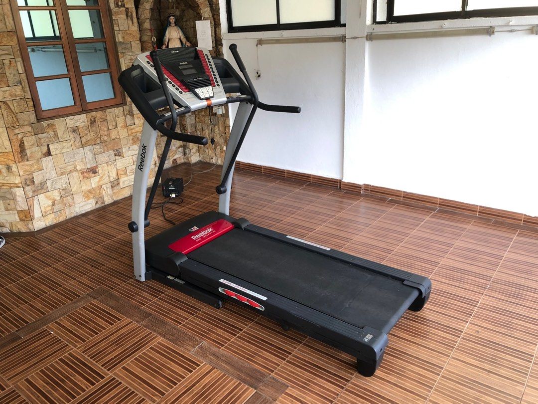 Reebok Crosswalk V7.90 Folding Treadmill, Sports Equipment, Exercise ...