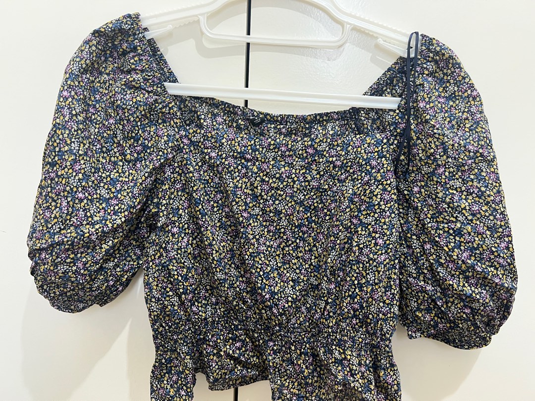 Uniqlo puff sleeve, Women's Fashion, Tops, Blouses on Carousell