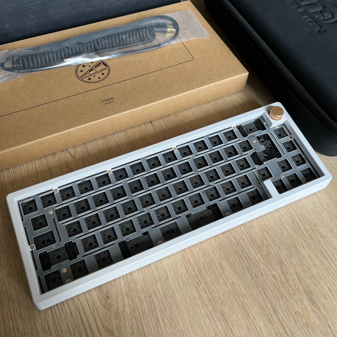 Zoom 65 White Essential Edition, Computers & Tech, Parts & Accessories ...