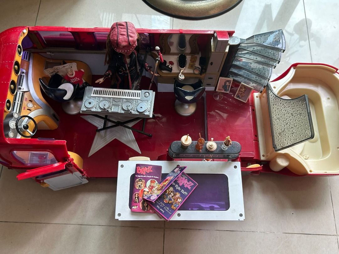 bratz red bus