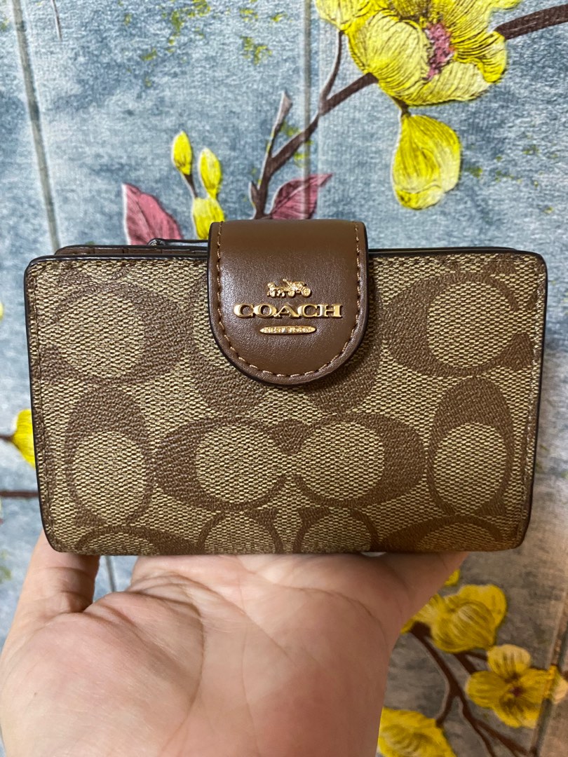 Coach Bifold, Women's Fashion, Bags & Wallets, Wallets & Card holders ...