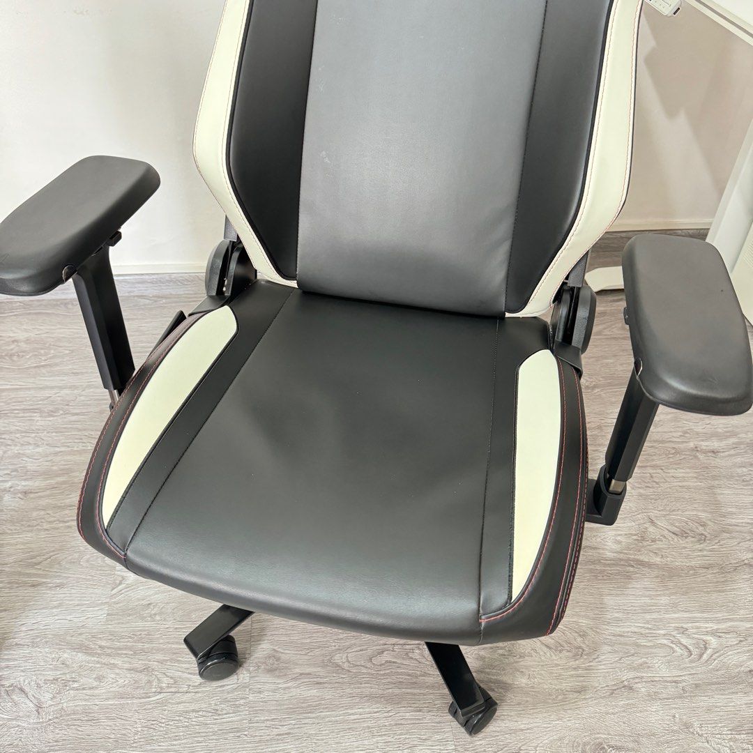 Secretlab Titan Evo Classic 2022, Furniture & Home Living, Furniture ...