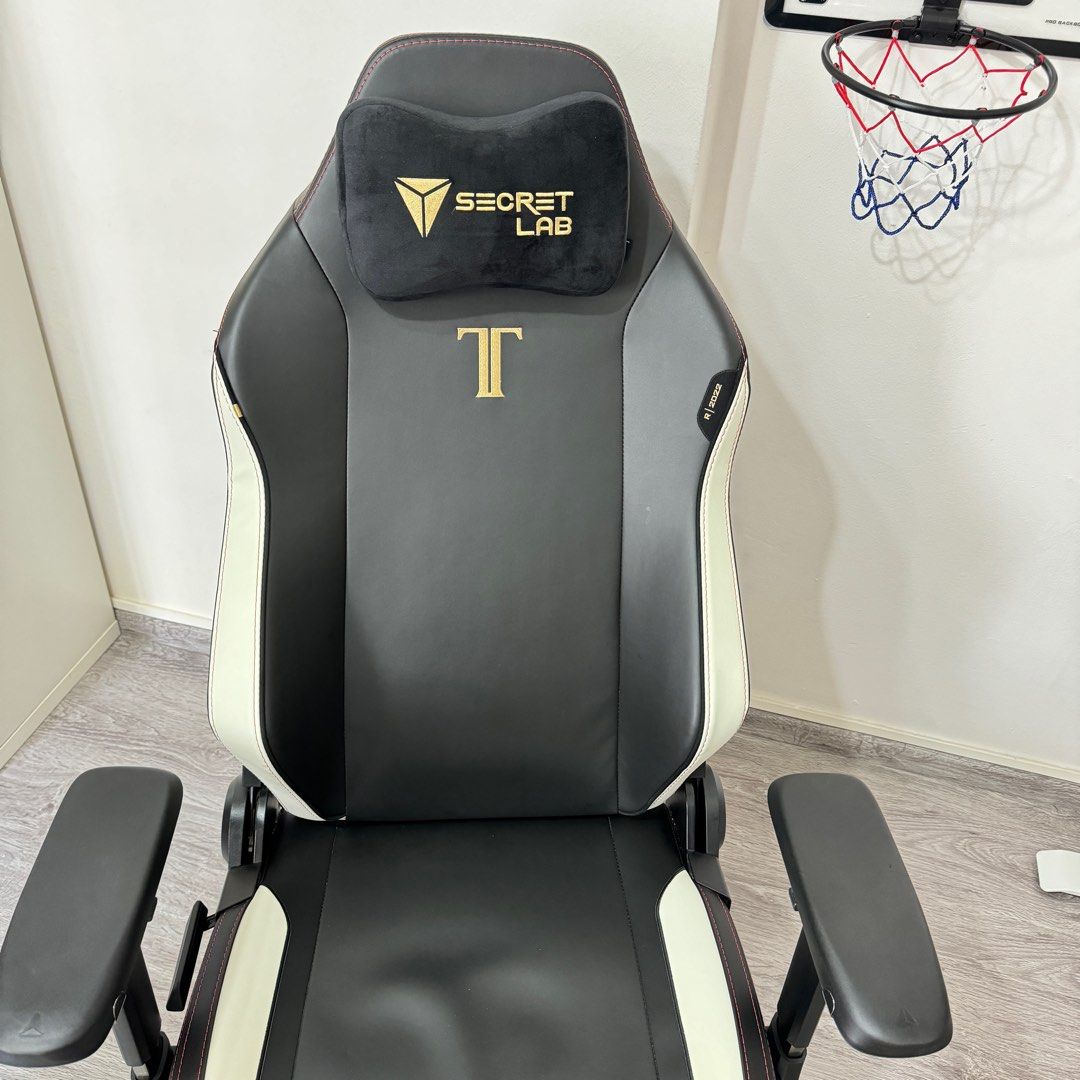 Secretlab Titan Evo Classic 2022, Furniture & Home Living, Furniture ...