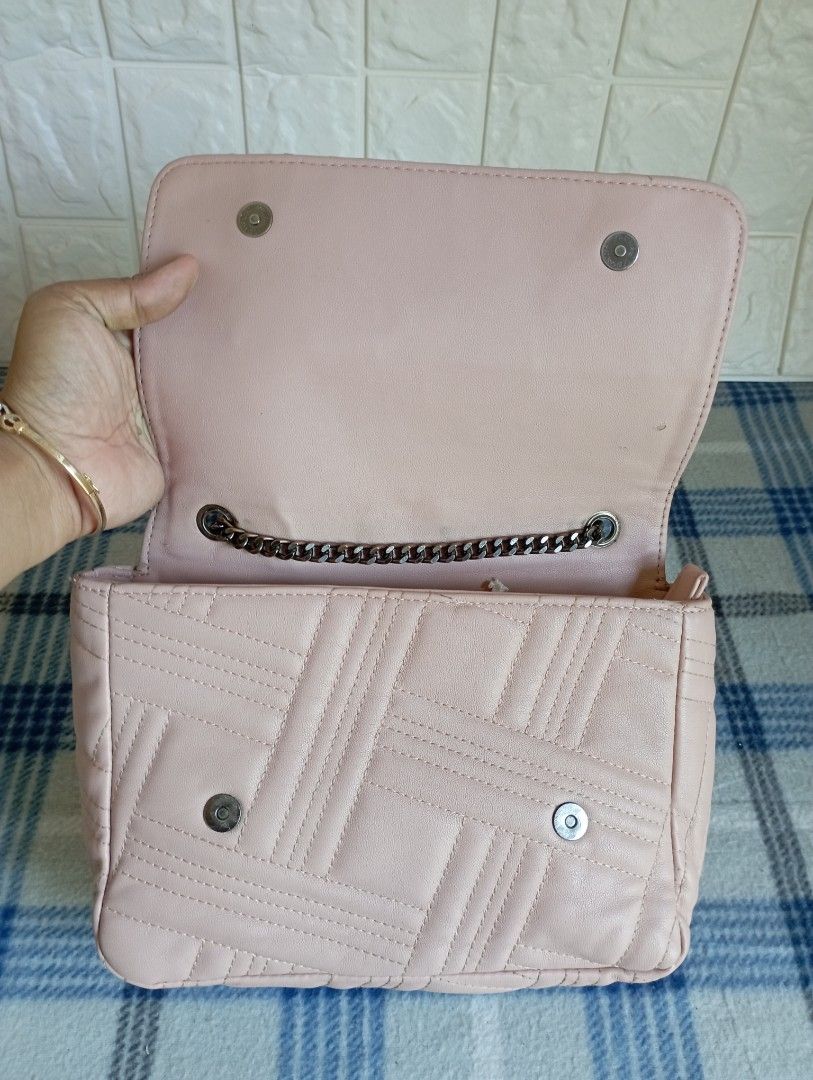 Tas sling rantai wanita, Fesyen Wanita, Tas & Dompet di Carousell