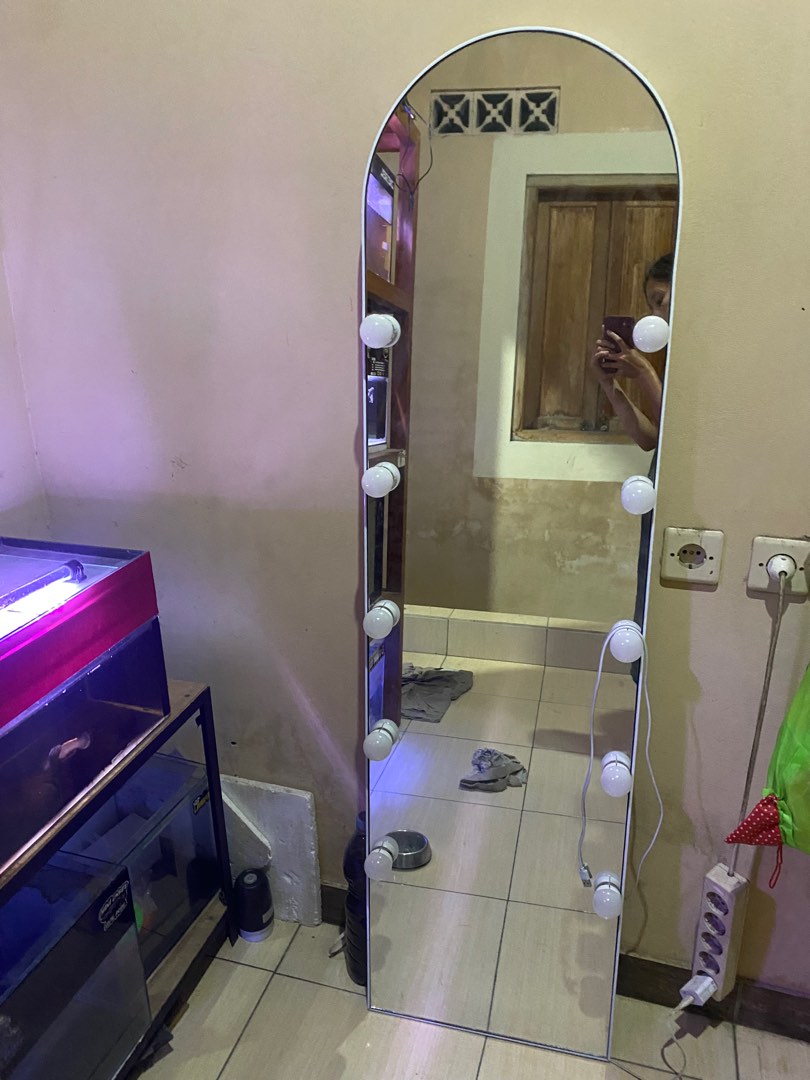 Vanitty mirror/standing mirror, Properti, Dijual di Carousell