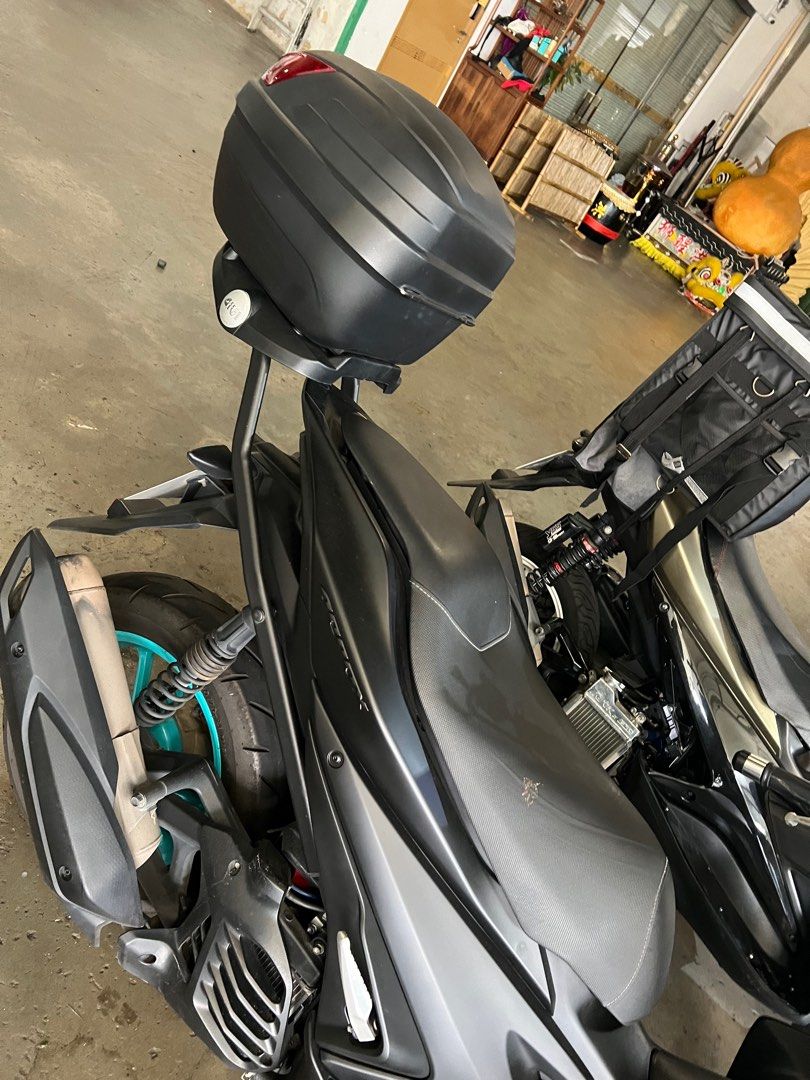 Aerox v1 box with racking, Motorcycles, Motorcycle Accessories on Carousell