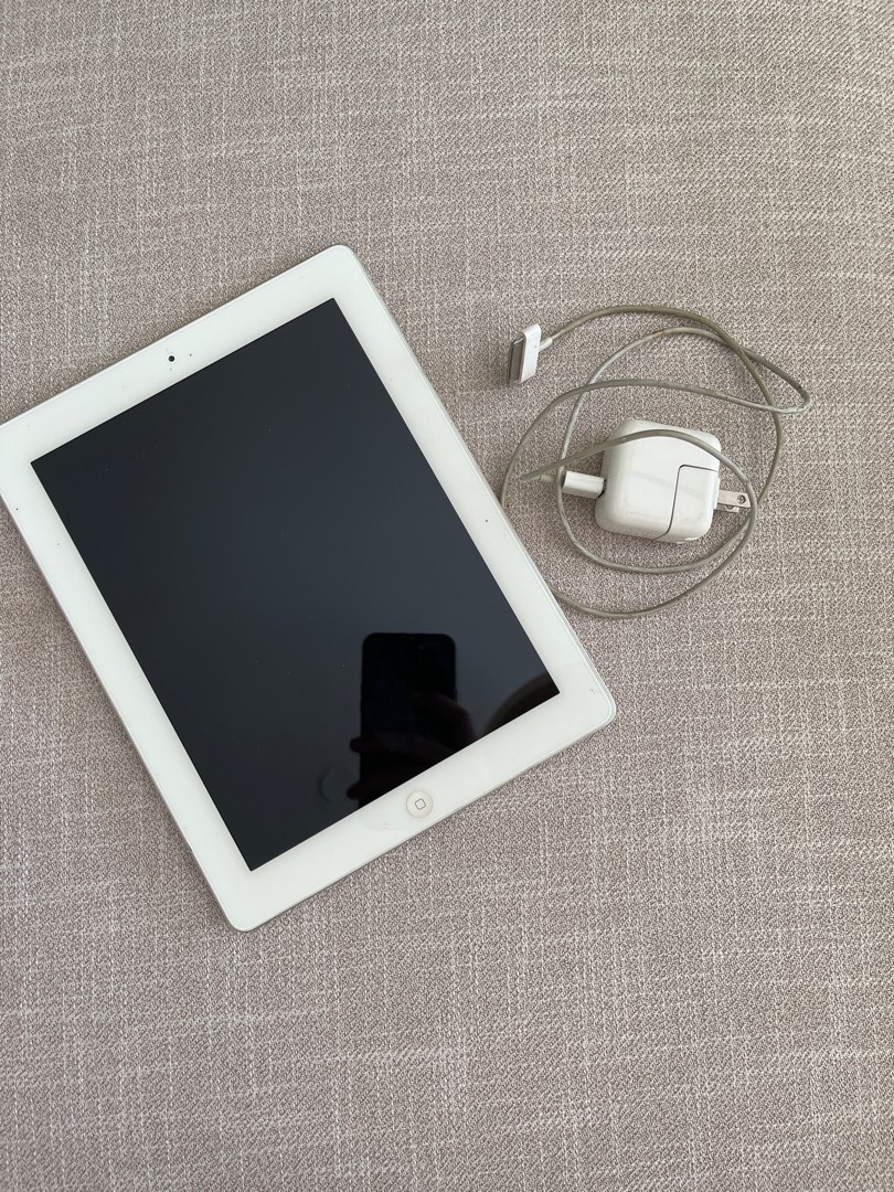 iPad 3, 16GB barely use. Work well. no damage, Mobile Phones & Gadgets ...