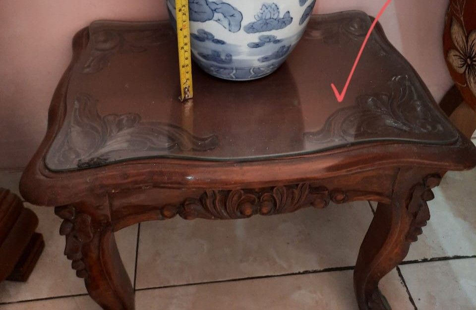 Meja kecil kayu ukir, Antik, Furnitur di Carousell