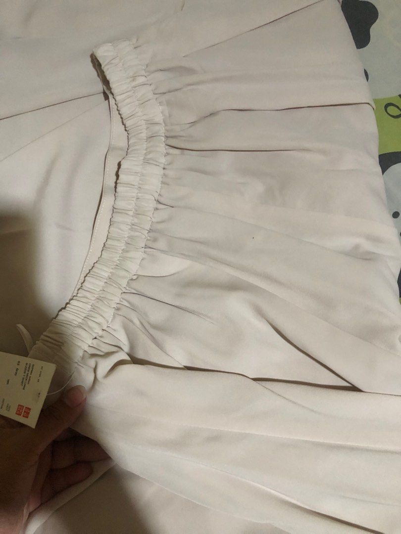 Rok uniqlo cream, Fesyen Wanita, Pakaian Wanita, Gaun & Rok di Carousell