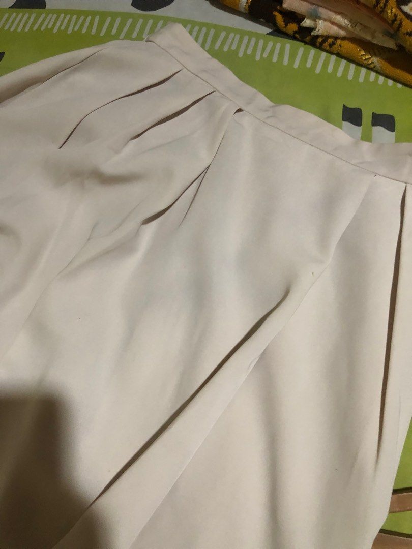 Rok uniqlo cream, Fesyen Wanita, Pakaian Wanita, Gaun & Rok di Carousell