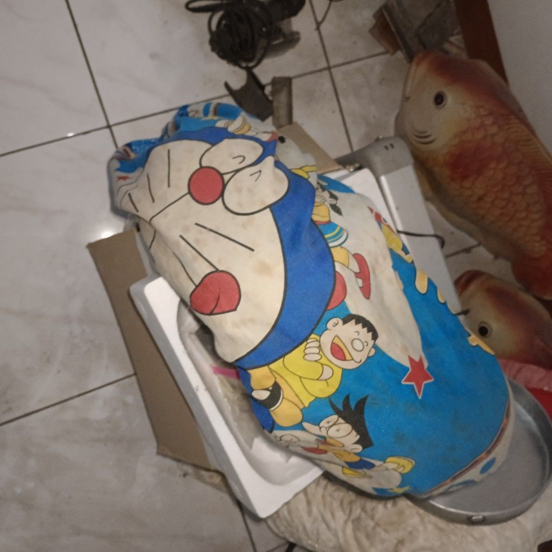 boneka doraemon guling