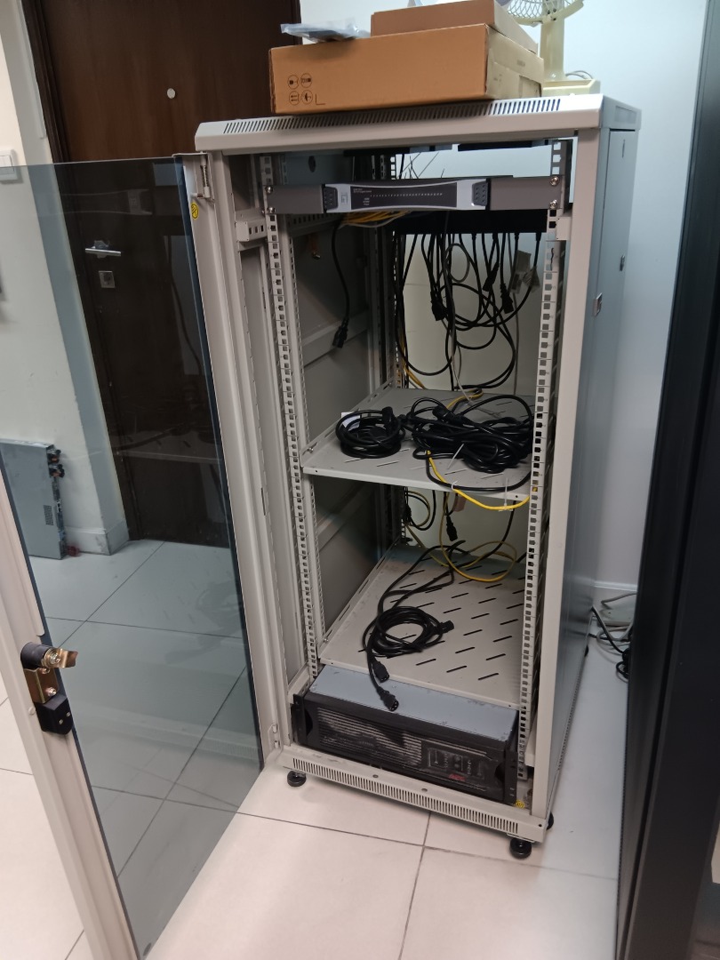 27U Server Rack / Cabinet, 電腦＆科技, 商務用科技產品 - Carousell