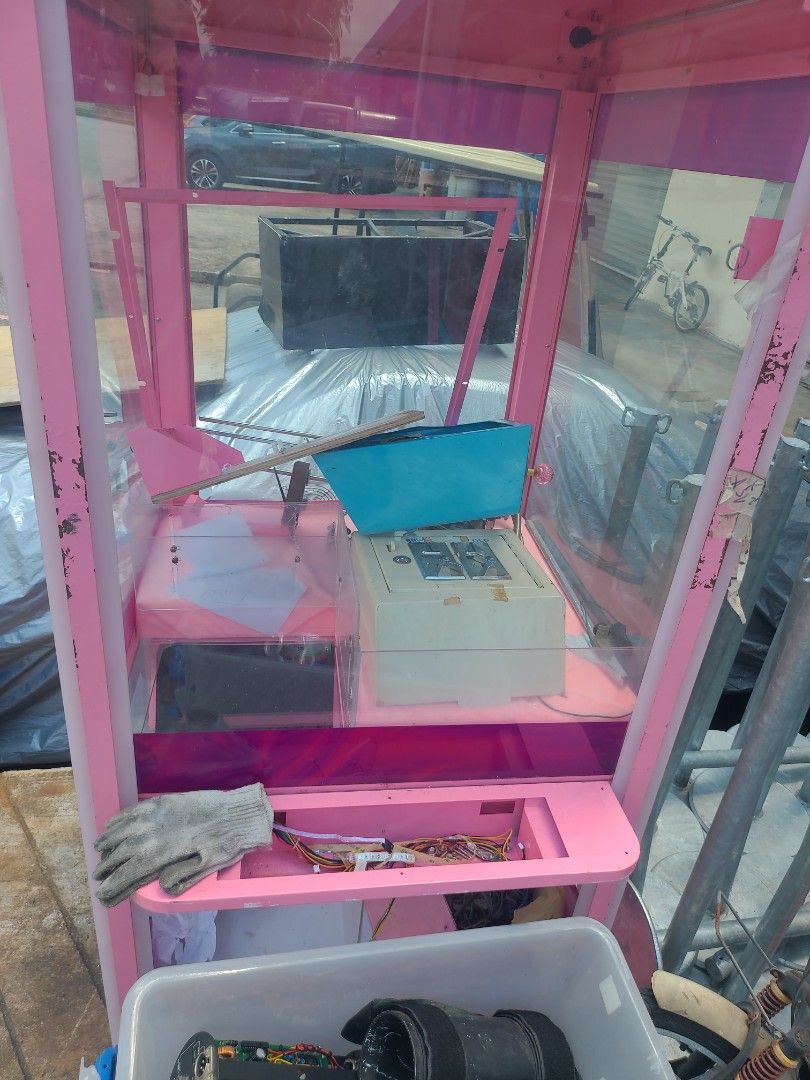 Claw game machine, Hobbies & Toys, Toys & Games on Carousell