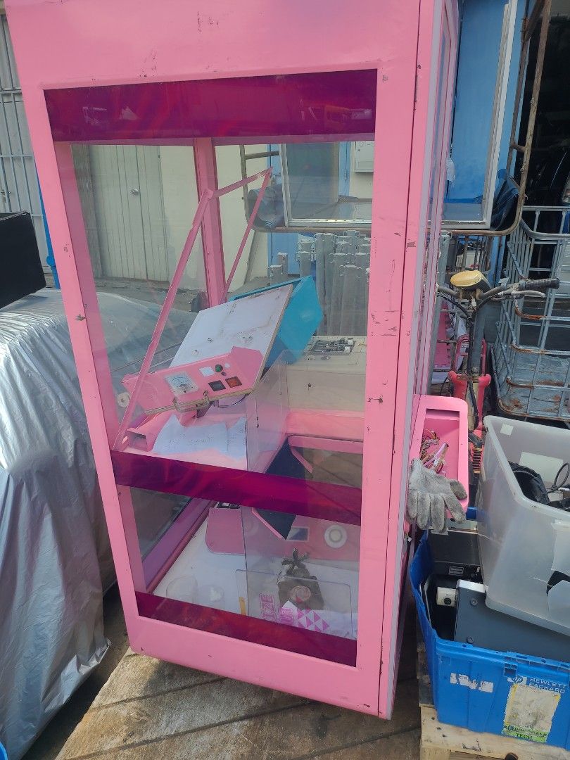 Claw game machine, Hobbies & Toys, Toys & Games on Carousell