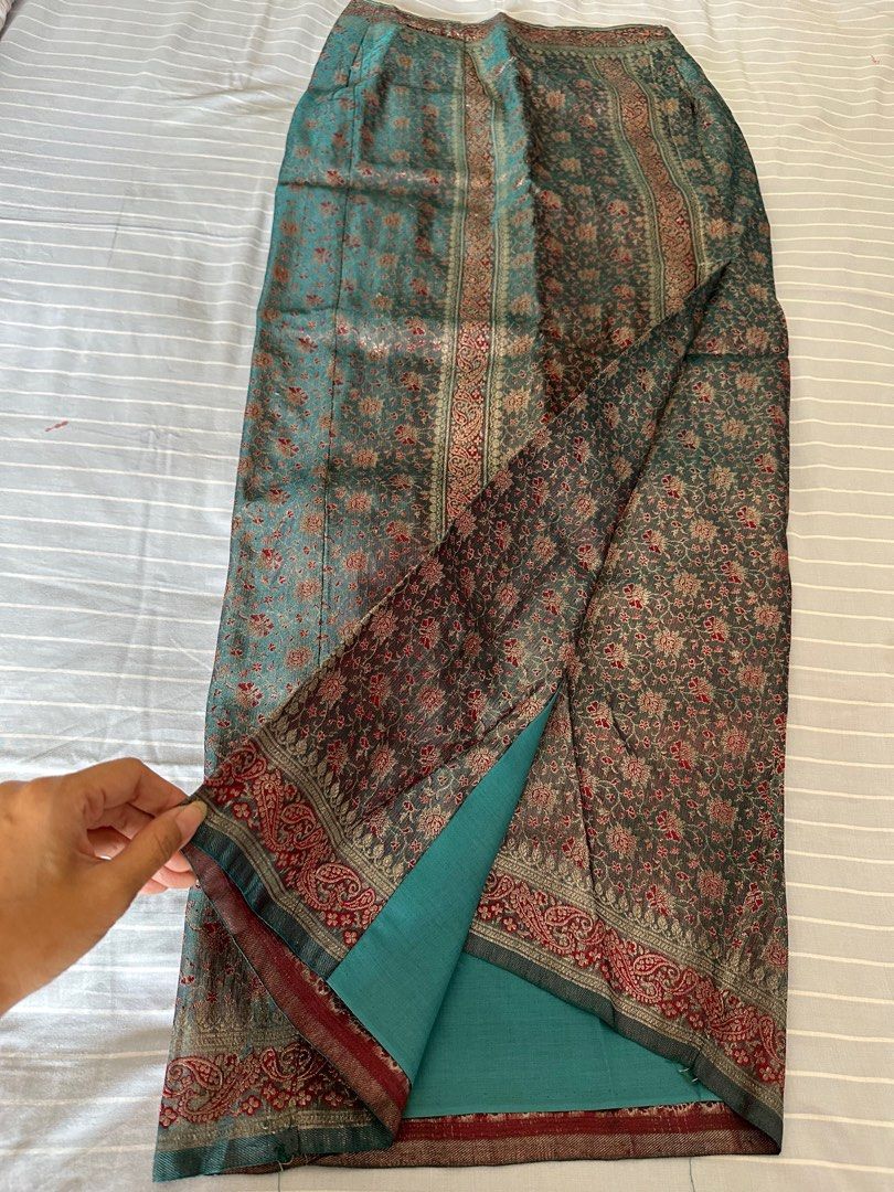 Rok ulos warna rare banget, Fesyen Wanita, Pakaian Wanita, Bawahan di Carousell