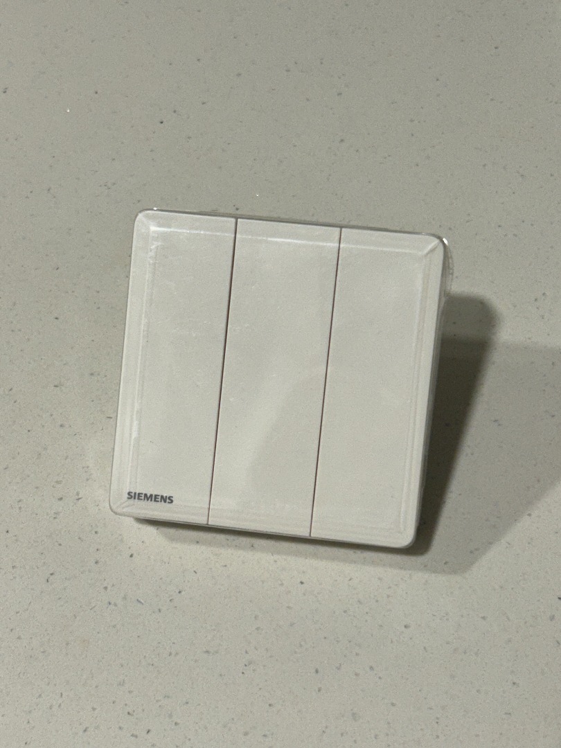 Siemens 西門子 DELTA®arina 16AX 三位單控開關掣 (冰川白) (開關插座), 傢俬＆家居, 燈飾及風扇, 燈飾 ...