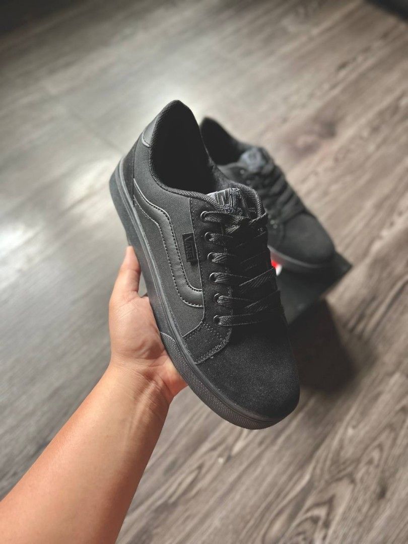 Tnt all black (saiz 37-45), Men's Fashion, Footwear, Sneakers on Carousell
