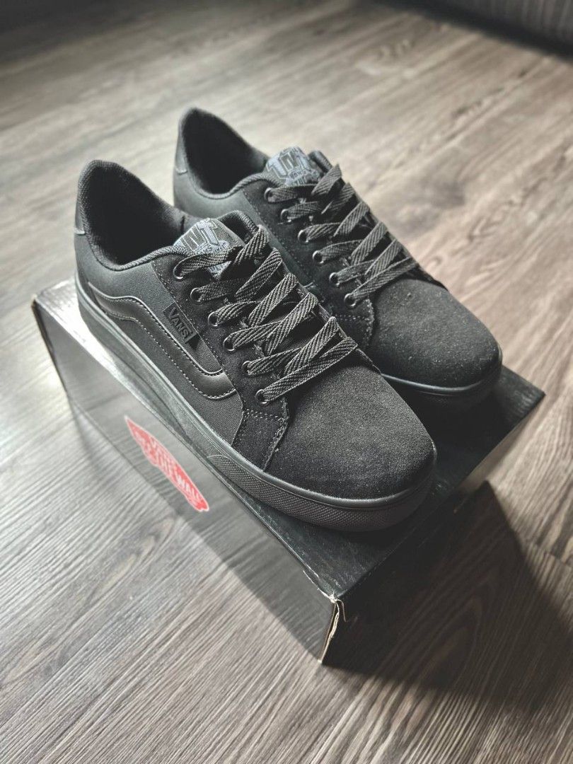 Tnt all black (saiz 37-45), Men's Fashion, Footwear, Sneakers on Carousell