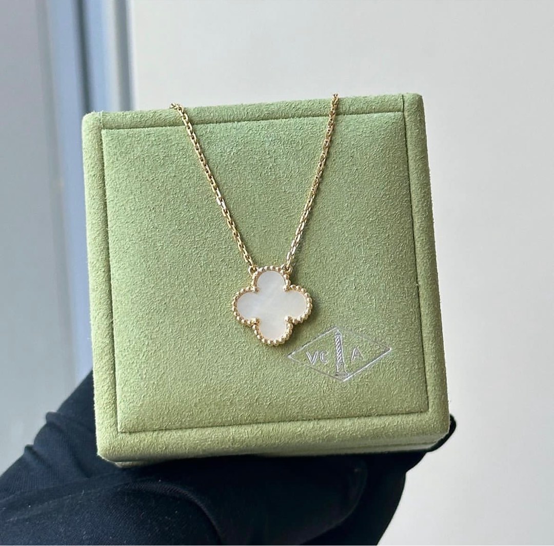 VCA Vintage Alhambra pendant Yellow gold/Mother of Pearl, Luxury ...