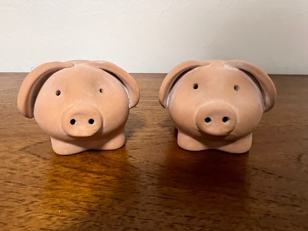 Couple Pig Display - Clay Made, Furniture & Home Living, Home Decor ...