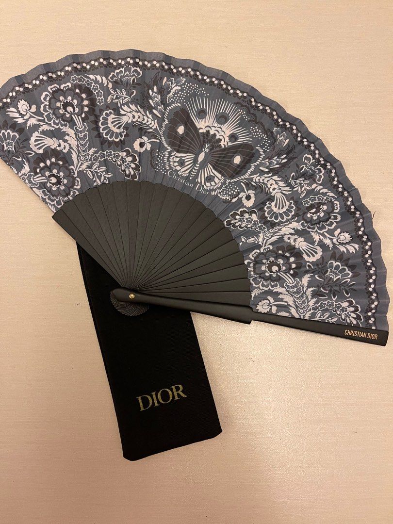 Dior fan vip vic gift 扇 手 2024 cruise fashion show , 名牌, 飾物及配件 - Carousell